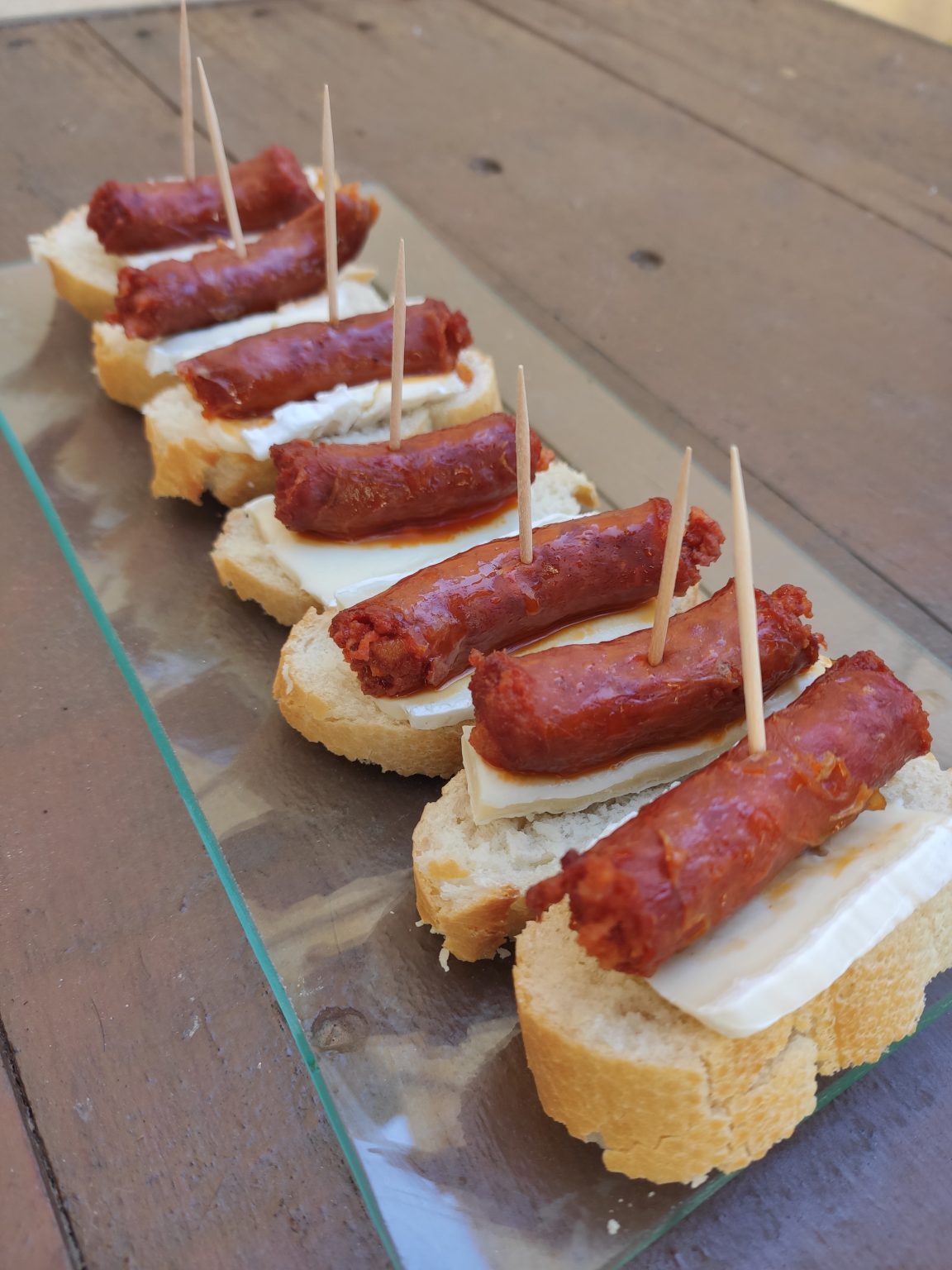 CANAPÉS DE CHISTORRA Y BRIE ¡QUIERO LA RECETA! - La Cocina de Lau